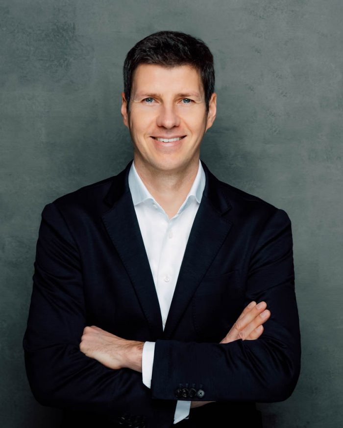 Dynamische Business Portraitfoto Fotoshooting – Fotofabrik Stuttgart